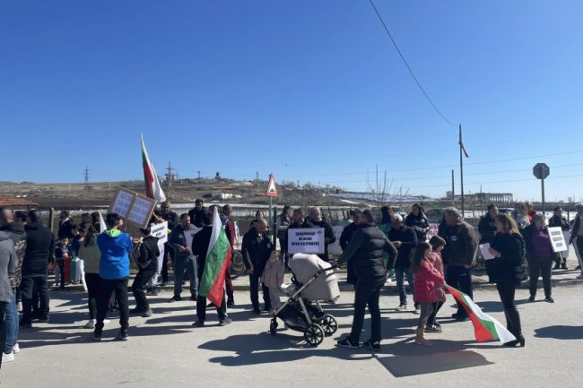 Жители на село Шишманци протестираха срещу разширяване на кариера за инертни материали